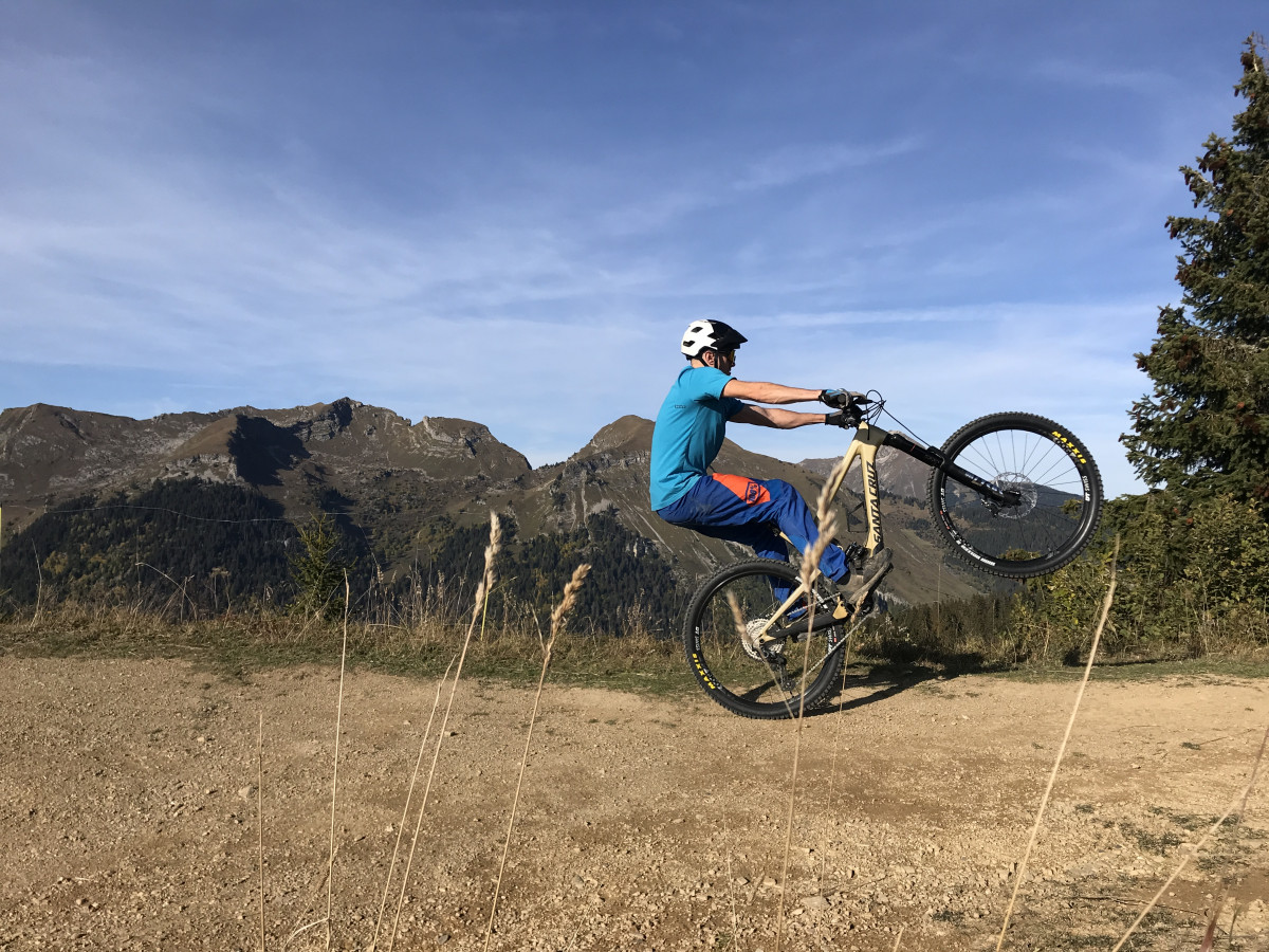 How To Manual A Mountain Bike | MTB Skills - Bike Faff